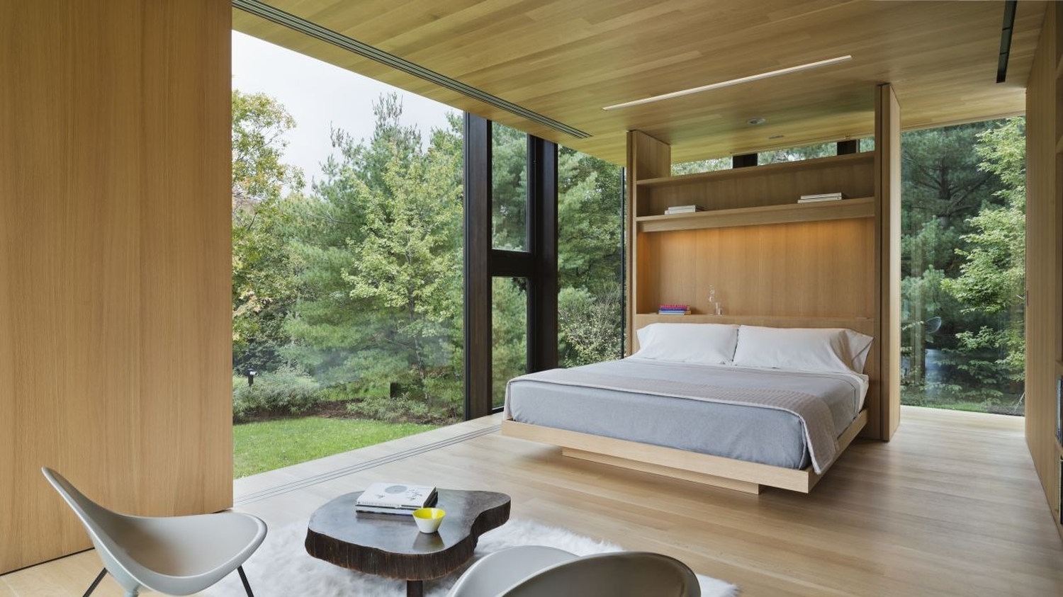 Unique Design: The Renowned Farnsworth House by Mies Van der Rohe