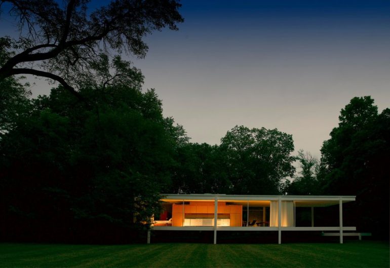 Unique Design: The Renowned Farnsworth House by Mies Van der Rohe